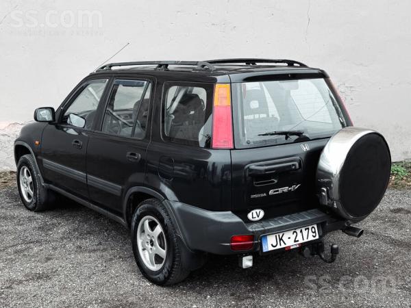 Black Honda CR-V 1999 in Riga, with an engine capacity of 2.00 L and mileage of 306 thousand km for 1350 €, photo 6 on AUTOMOTO.COM.LV