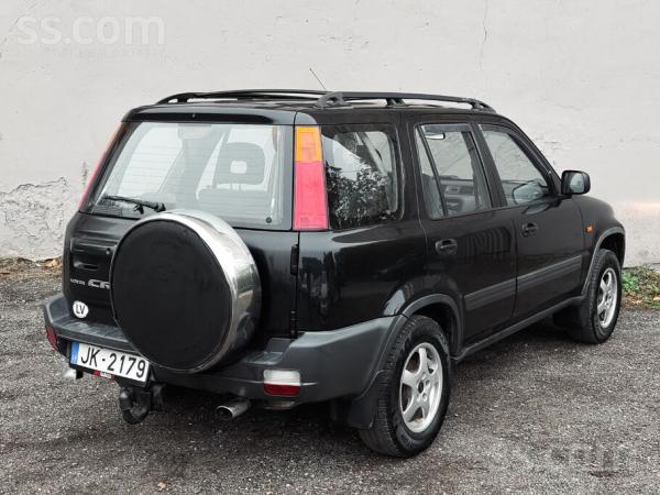 Black Honda CR-V 1999 in Riga, with an engine capacity of 2.00 L and mileage of 306 thousand km for 1350 €, photo 7 on AUTOMOTO.COM.LV