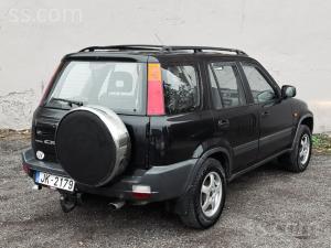 Black Honda CR-V 1999 in Riga, with an engine capacity of 2.00 L and mileage of 306 thousand km for 1350 €, photo 7 on AUTOMOTO.COM.LV