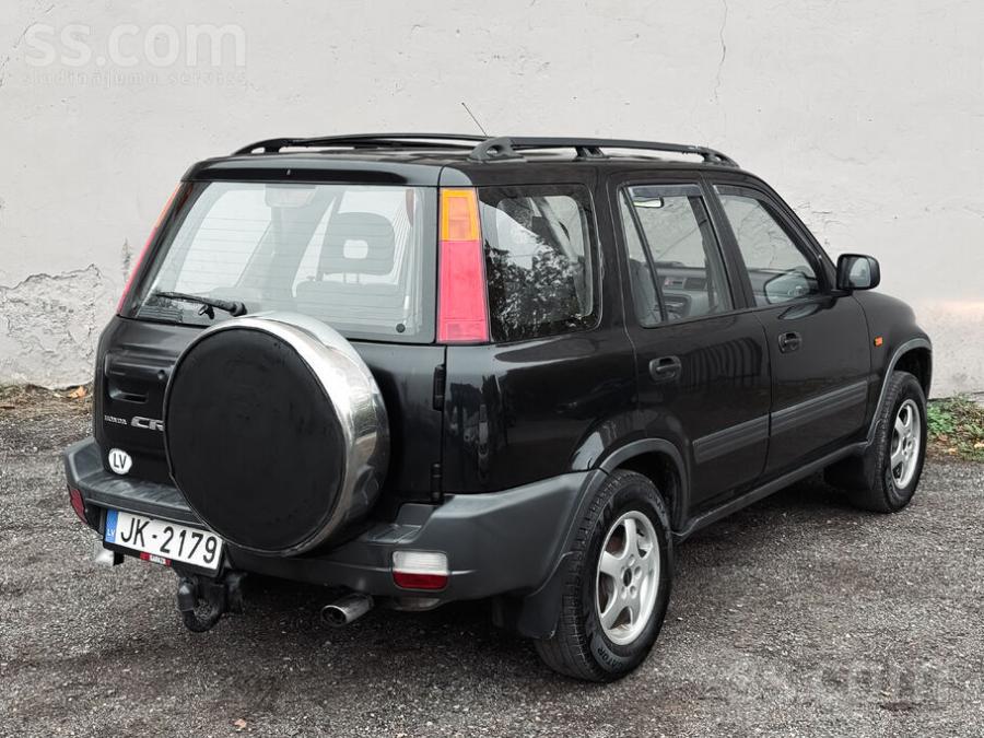 Black Honda CR-V 1999 in Riga, with an engine capacity of 2.00 L and mileage of 306 thousand km for 1350 €, photo 7 on AUTOMOTO.COM.LV