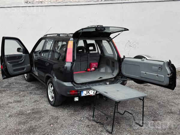 Black Honda CR-V 1999 in Riga, with an engine capacity of 2.00 L and mileage of 306 thousand km for 1350 €, photo 8 on AUTOMOTO.COM.LV