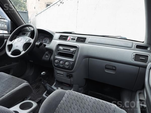 Black Honda CR-V 1999 in Riga, with an engine capacity of 2.00 L and mileage of 306 thousand km for 1350 €, photo 9 on AUTOMOTO.COM.LV