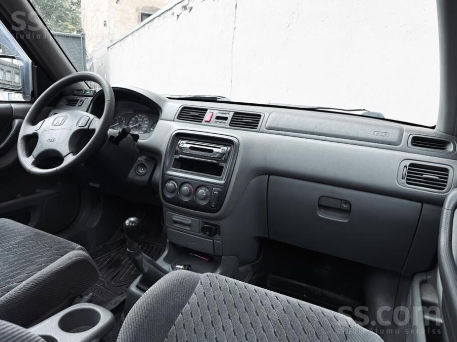 Black Honda CR-V 1999 in Riga, with an engine capacity of 2.00 L and mileage of 306 thousand km for 1350 €, photo 9 on AUTOMOTO.COM.LV