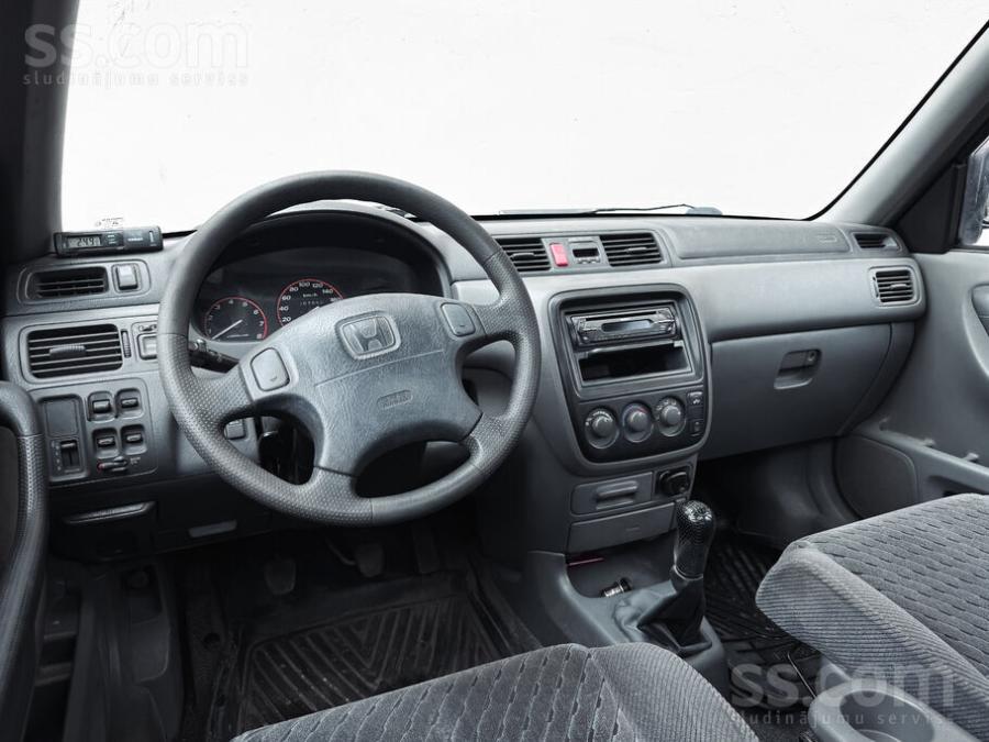 Black Honda CR-V 1999 in Riga, with an engine capacity of 2.00 L and mileage of 306 thousand km for 1350 €, photo 10 on AUTOMOTO.COM.LV
