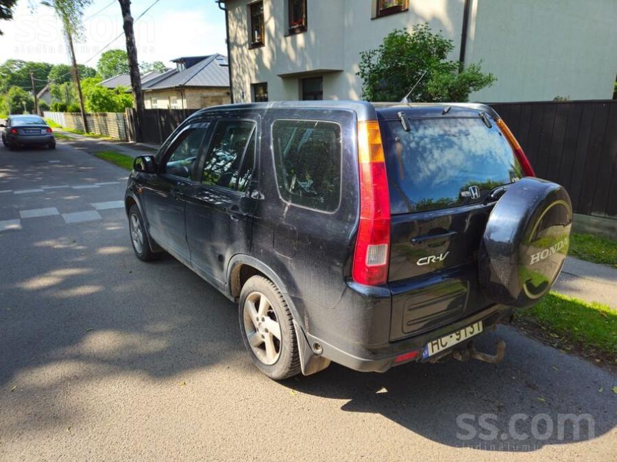 Black Honda CR-V 2002 in Riga, with an engine capacity of 2.00 L and mileage of 345 thousand km for 990 €, photo 3 on AUTOMOTO.COM.LV