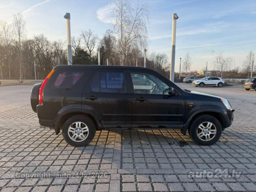 Black Honda CR-V 2002 in Tallinn, with an engine capacity of 2.00 L and mileage of 240 thousand km for 2500 €, photo 4 on AUTOMOTO.COM.LV