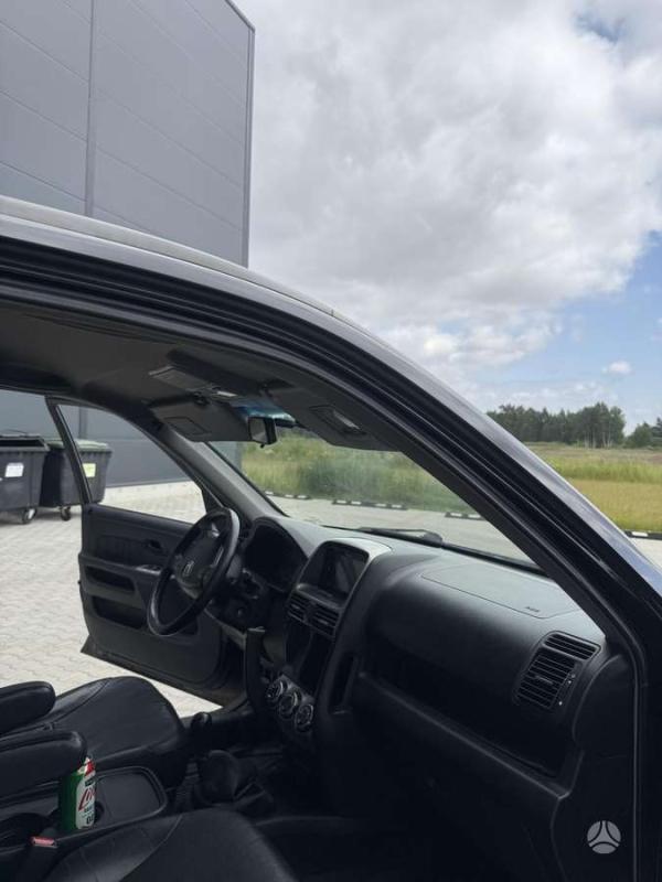 Melns Honda CR-V 2003 Šauļi, ar dzinēja tilpumu 2.00 L un nobraukumu 400 tūkst. km par 1950 €, foto 7 vietnē AUTOMOTO.COM.LV