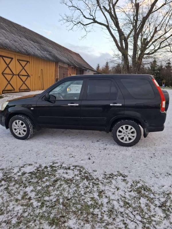 Black Honda CR-V 2005 in Panevezys, with an engine capacity of 2.20 L and mileage of 300 thousand km for 2700 €, photo 1 on AUTOMOTO.COM.LV