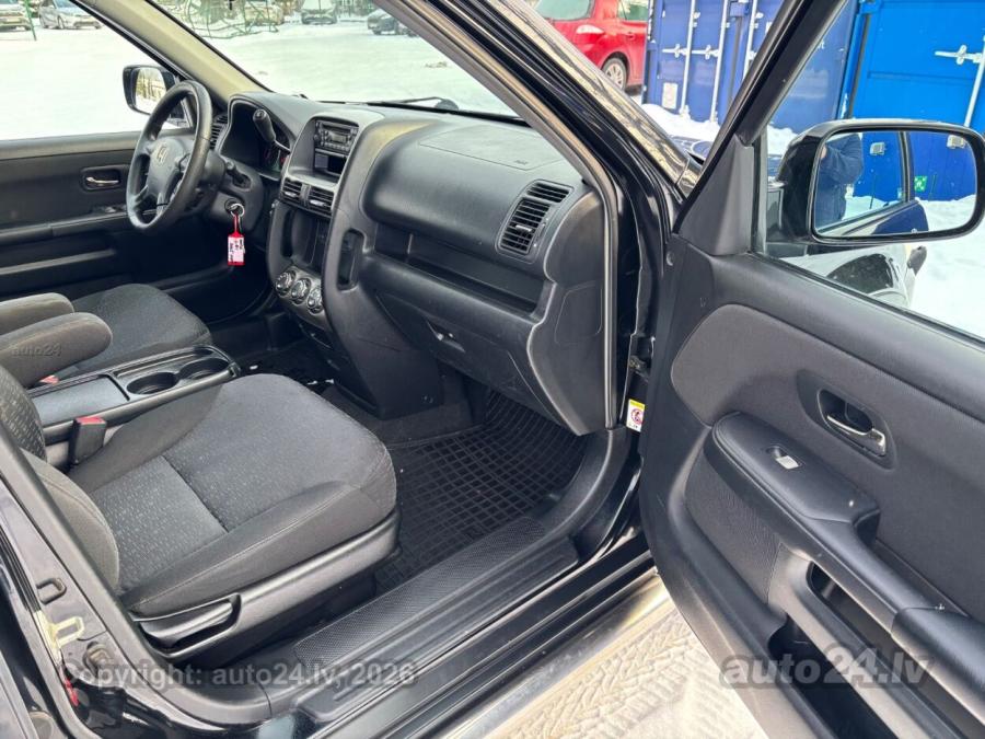 Black Honda CR-V 2005 in Paide, with an engine capacity of 2.00 L and mileage of 211 thousand km for 3790 €, photo 9 on AUTOMOTO.COM.LV