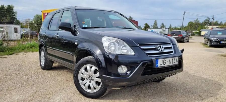 Black Honda CR-V 2005 in Riga, with an engine capacity of 2.00 L and mileage of 308 thousand km for 2990 €, photo 1 on AUTOMOTO.COM.LV