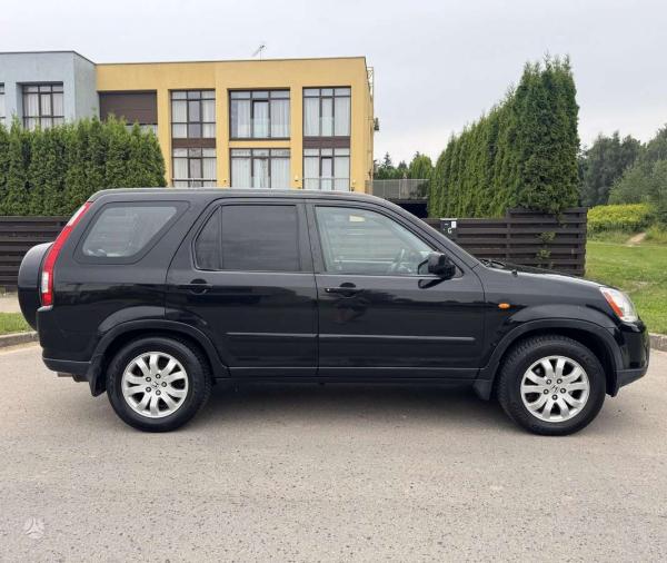 Melns Honda CR-V 2005 Viļņa, ar dzinēja tilpumu 2.40 L un nobraukumu 246 tūkst. km par 1750 €, foto 5 vietnē AUTOMOTO.COM.LV