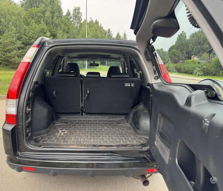 Black Honda CR-V 2005 in Vilnius, with an engine capacity of 2.40 L and mileage of 246 thousand km for 1750 €, photo 15 on AUTOMOTO.COM.LV