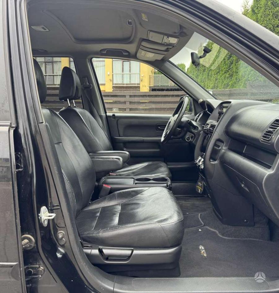 Black Honda CR-V 2005 in Vilnius, with an engine capacity of 2.40 L and mileage of 246 thousand km for 1750 €, photo 17 on AUTOMOTO.COM.LV