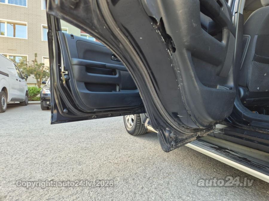 Black Honda CR-V 2006 in Tallinn, with an engine capacity of 2.20 L and mileage of 299 thousand km for 2499 €, photo 12 on AUTOMOTO.COM.LV