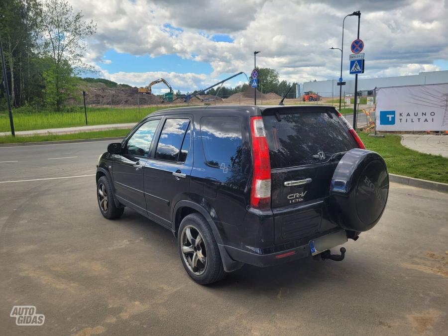 Black Honda CR-V 2006 in Vilnius, with an engine capacity of 2.20 L and mileage of 367 thousand km for 2650 €, photo 5 on AUTOMOTO.COM.LV