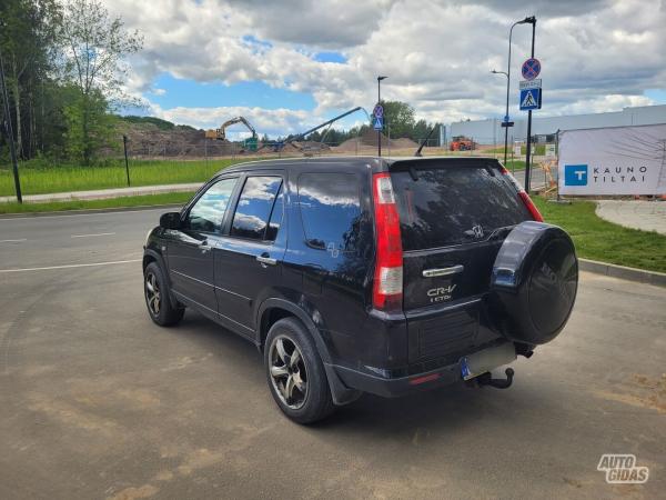 Black Honda CR-V 2006 in Vilnius, with an engine capacity of 2.20 L and mileage of 367 thousand km for 2450 €, photo 6 on AUTOMOTO.COM.LV