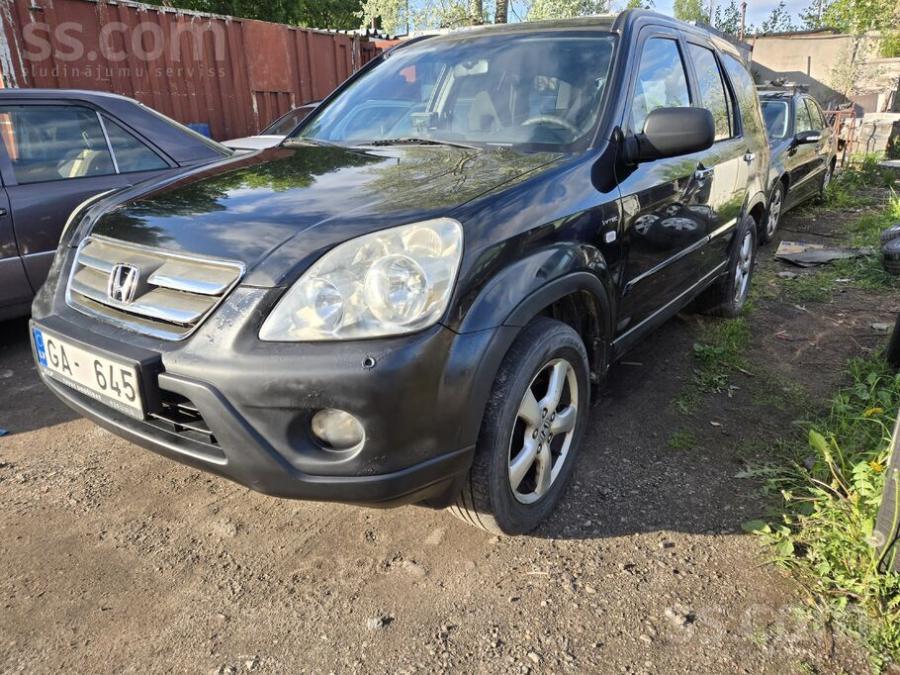 Black Honda CR-V 2006 in Riga, with an engine capacity of 2.00 L and mileage of 401 thousand km for 1550 €, photo 3 on AUTOMOTO.COM.LV