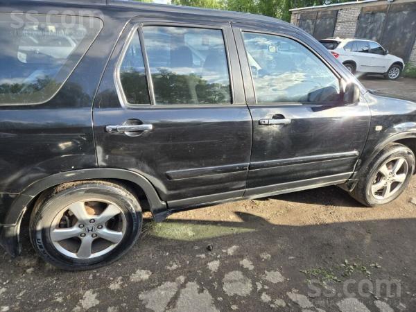 Melns Honda CR-V 2006 Rīga, ar dzinēja tilpumu 2.00 L un nobraukumu 401 tūkst. km par 1550 €, foto 5 vietnē AUTOMOTO.COM.LV