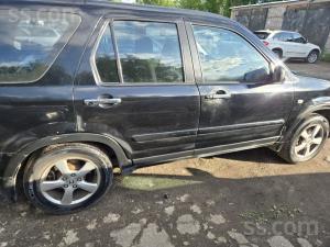 Black Honda CR-V 2006 in Riga, with an engine capacity of 2.00 L and mileage of 401 thousand km for 1550 €, photo 6 on AUTOMOTO.COM.LV