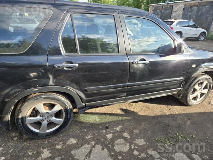Black Honda CR-V 2006 in Riga, with an engine capacity of 2.00 L and mileage of 401 thousand km for 1550 €, photo 6 on AUTOMOTO.COM.LV