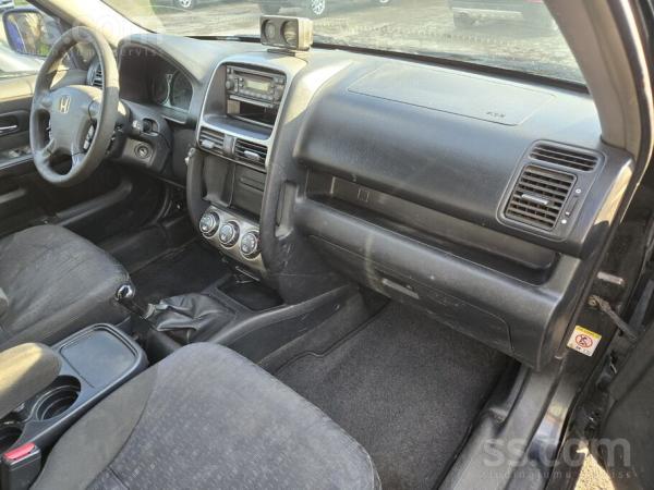 Black Honda CR-V 2006 in Riga, with an engine capacity of 2.00 L and mileage of 401 thousand km for 1550 €, photo 6 on AUTOMOTO.COM.LV