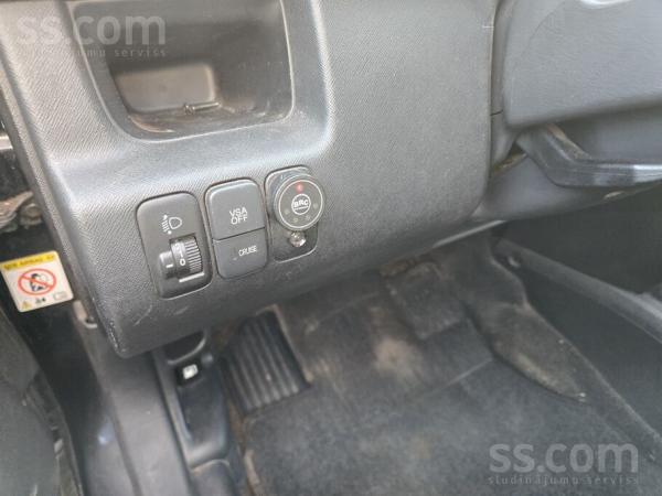 Black Honda CR-V 2006 in Riga, with an engine capacity of 2.00 L and mileage of 401 thousand km for 1550 €, photo 7 on AUTOMOTO.COM.LV