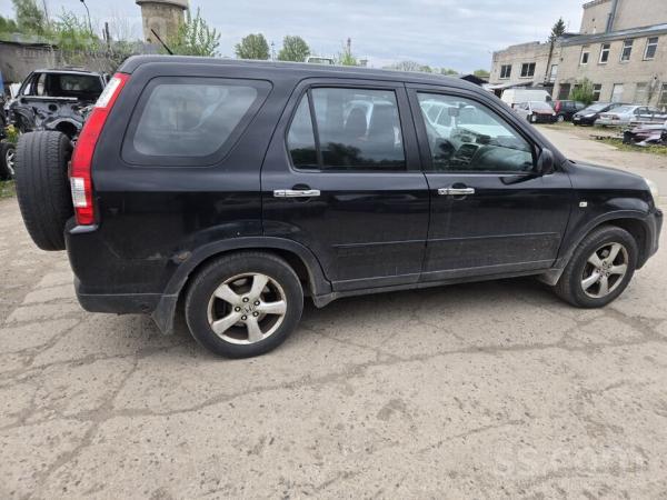 Black Honda CR-V 2006 in Riga, with an engine capacity of 2.00 L and mileage of 401 thousand km for 1550 €, photo 10 on AUTOMOTO.COM.LV