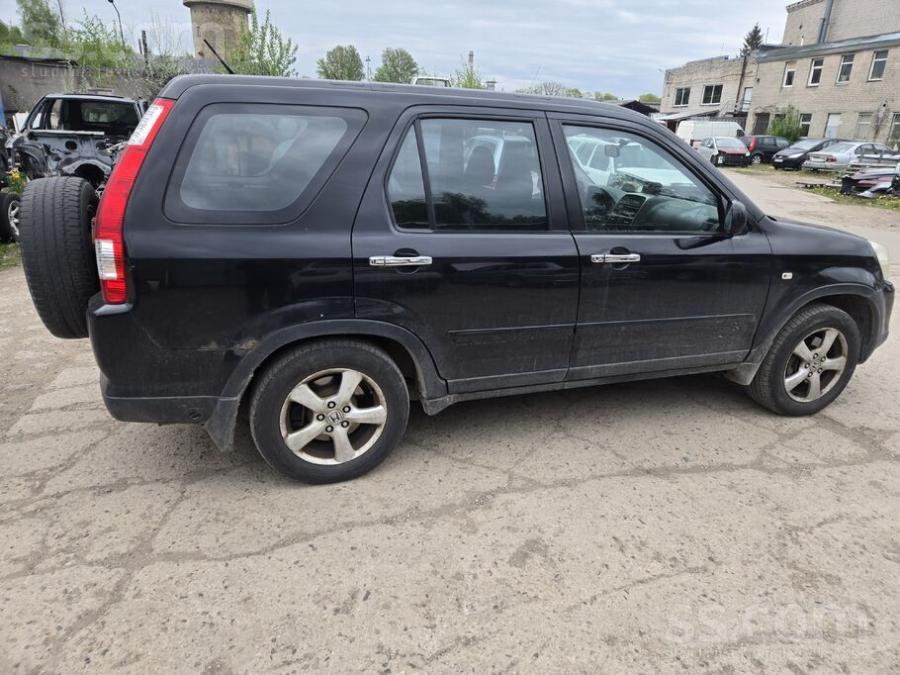 Black Honda CR-V 2006 in Riga, with an engine capacity of 2.00 L and mileage of 401 thousand km for 1550 €, photo 11 on AUTOMOTO.COM.LV