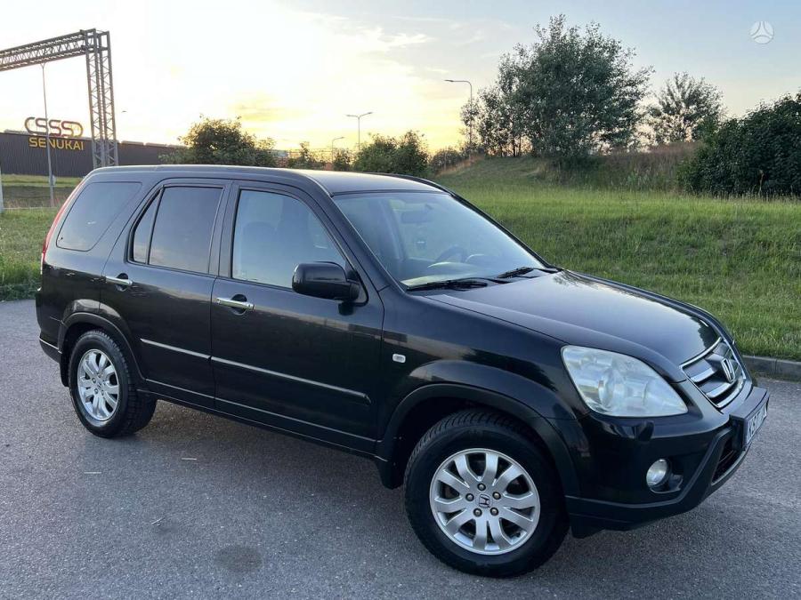 Black Honda CR-V 2006 in Vilnius, with an engine capacity of 2.20 L and mileage of 350 thousand km for 1850 €, photo 4 on AUTOMOTO.COM.LV