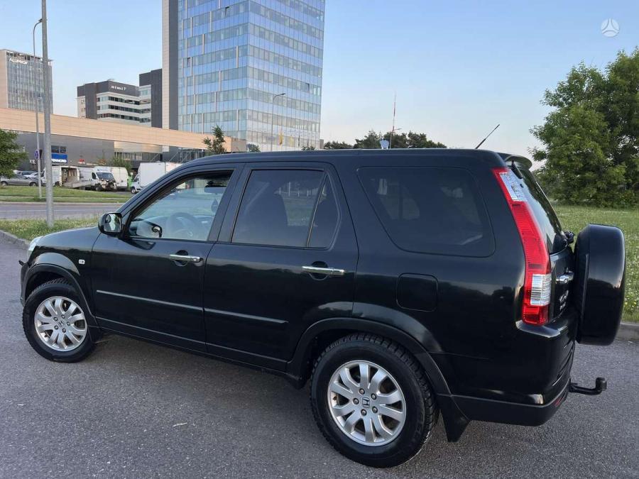 Black Honda CR-V 2006 in Vilnius, with an engine capacity of 2.20 L and mileage of 350 thousand km for 1850 €, photo 10 on AUTOMOTO.COM.LV