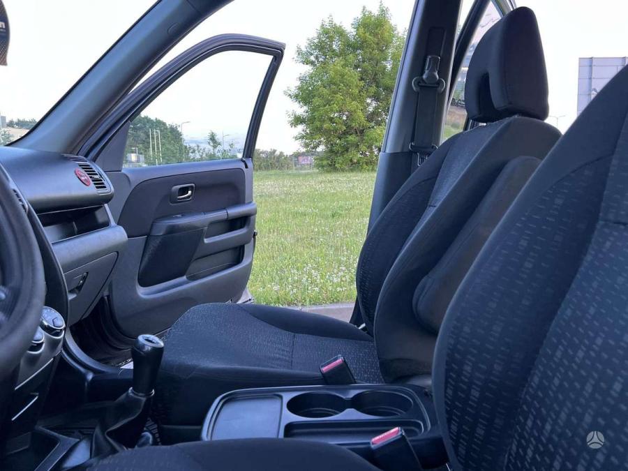 Black Honda CR-V 2006 in Vilnius, with an engine capacity of 2.20 L and mileage of 350 thousand km for 1850 €, photo 31 on AUTOMOTO.COM.LV