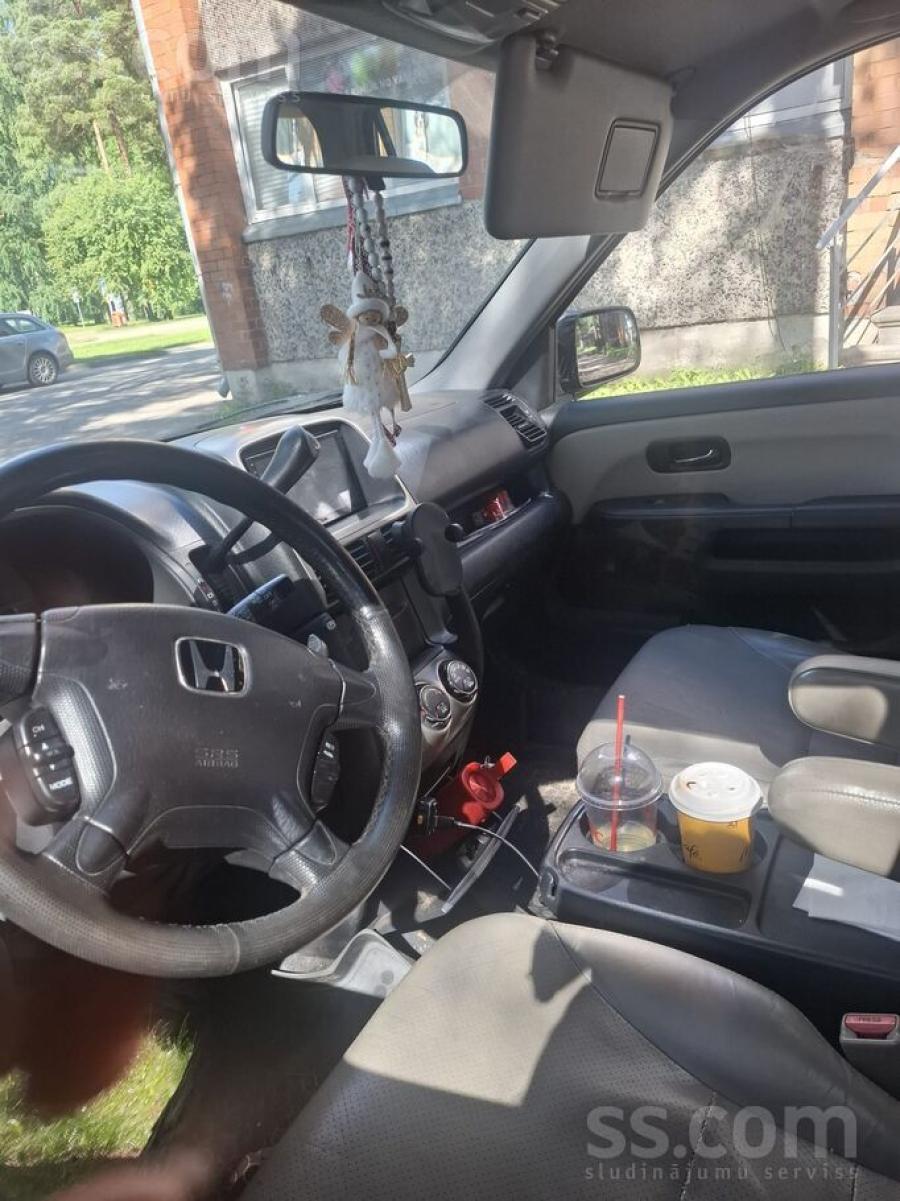 Black Honda CR-V 2006 in Riga, with an engine capacity of 2.00 L and mileage of 274 thousand km for 1400 €, photo 1 on AUTOMOTO.COM.LV
