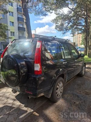 Black Honda CR-V 2006 in Riga, with an engine capacity of 2.00 L and mileage of 274 thousand km for 1400 €, photo 3 on AUTOMOTO.COM.LV