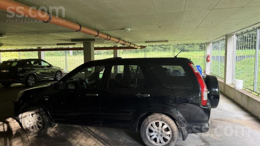 Black Honda CR-V 2006 in Riga, with an engine capacity of 2.00 L and mileage of 280 thousand km for 2650 €, photo 3 on AUTOMOTO.COM.LV