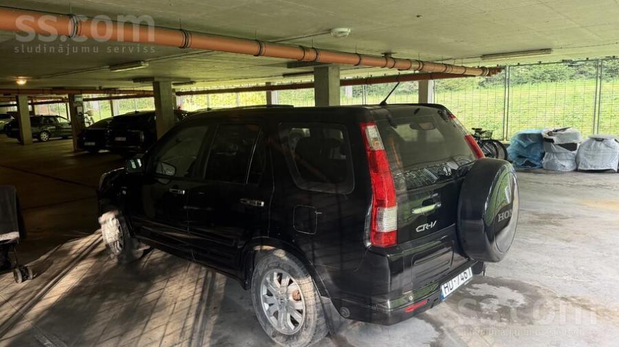 Black Honda CR-V 2006 in Riga, with an engine capacity of 2.00 L and mileage of 280 thousand km for 2650 €, photo 4 on AUTOMOTO.COM.LV
