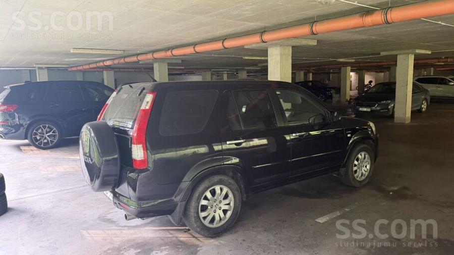 Black Honda CR-V 2006 in Riga, with an engine capacity of 2.00 L and mileage of 280 thousand km for 2650 €, photo 5 on AUTOMOTO.COM.LV