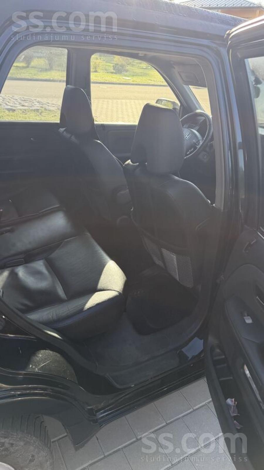 Black Honda CR-V 2006 in Riga, with an engine capacity of 2.00 L and mileage of 280 thousand km for 2650 €, photo 10 on AUTOMOTO.COM.LV
