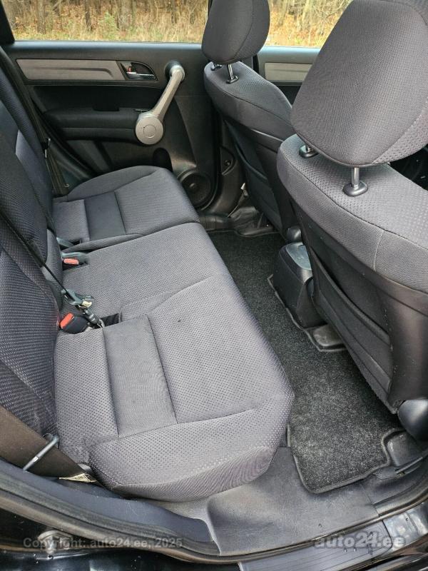Black Honda CR-V 2007 in Tallinn, with an engine capacity of 2.00 L and mileage of 312 thousand km for 4800 €, photo 11 on AUTOMOTO.COM.LV