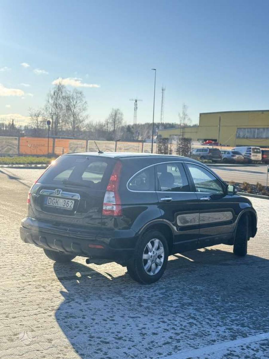 Black Honda CR-V 2007 in Vilnius, with an engine capacity of 2.00 L and mileage of 225 thousand km for 4950 €, photo 2 on AUTOMOTO.COM.LV
