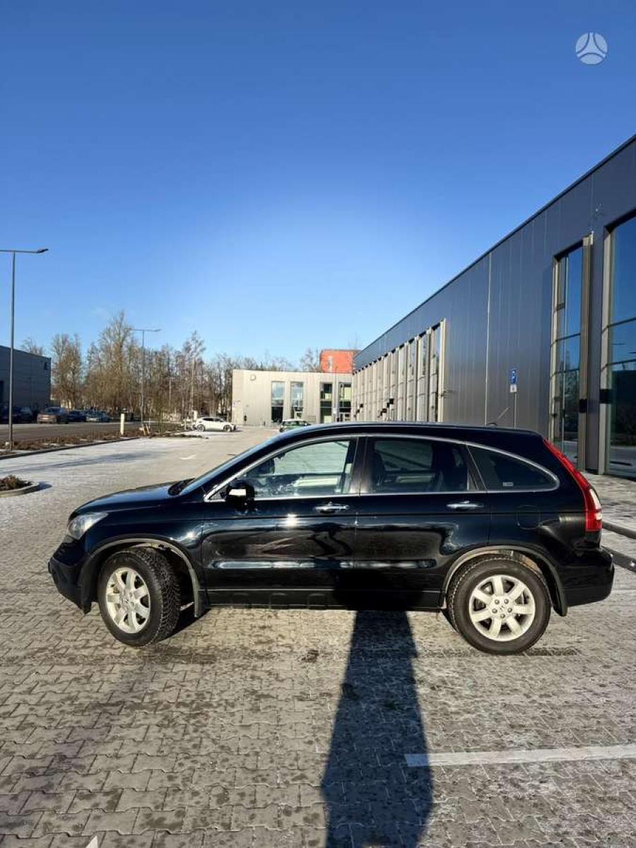 Black Honda CR-V 2007 in Vilnius, with an engine capacity of 2.00 L and mileage of 225 thousand km for 4950 €, photo 5 on AUTOMOTO.COM.LV