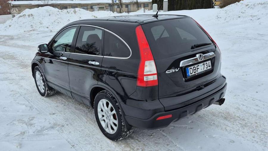 Black Honda CR-V 2007 in Utena, with an engine capacity of 2.20 L and mileage of 400 thousand km for 3890 €, photo 7 on AUTOMOTO.COM.LV