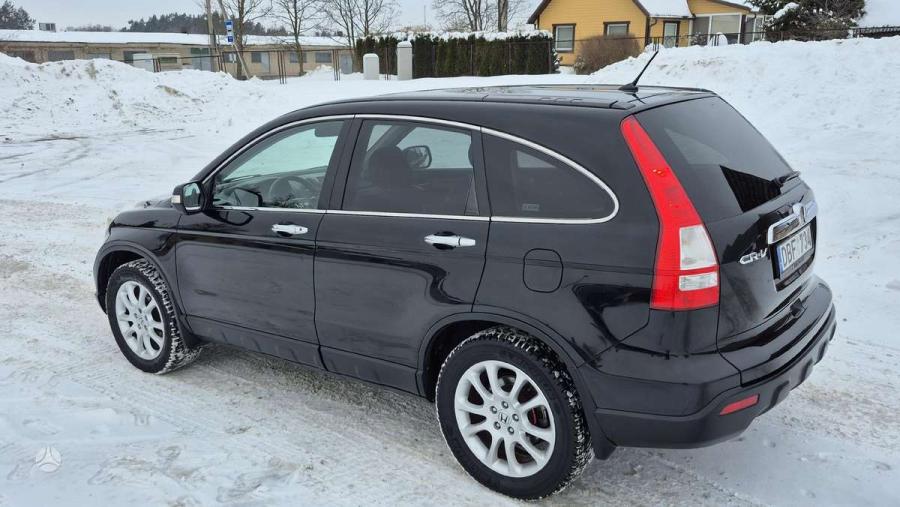 Black Honda CR-V 2007 in Utena, with an engine capacity of 2.20 L and mileage of 400 thousand km for 3890 €, photo 8 on AUTOMOTO.COM.LV