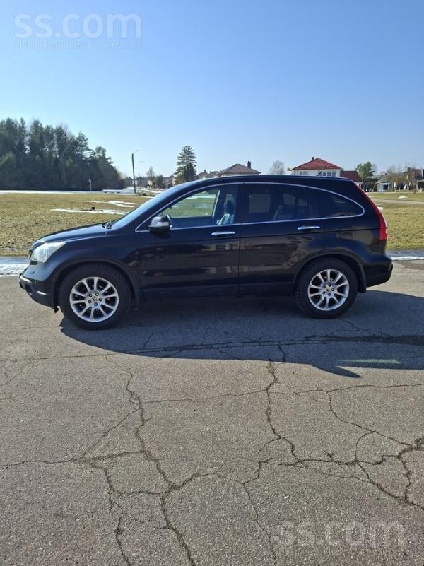 Black Honda CR-V 2007 in Riga, with an engine capacity of 2.20 L and mileage of 179 thousand km for 4800 €, photo 3 on AUTOMOTO.COM.LV
