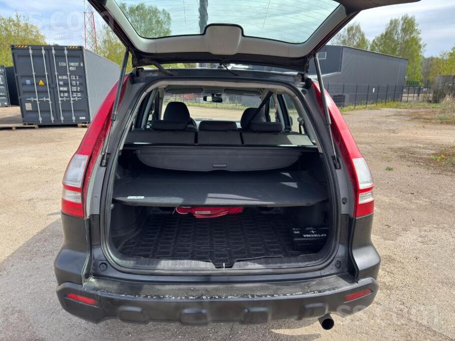 Black Honda CR-V 2007 in Riga, with an engine capacity of 2.00 L and mileage of 321 thousand km for 2100 €, photo 6 on AUTOMOTO.COM.LV