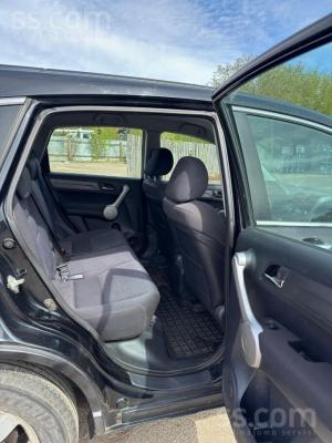 Black Honda CR-V 2007 in Riga, with an engine capacity of 2.00 L and mileage of 321 thousand km for 2100 €, photo 7 on AUTOMOTO.COM.LV