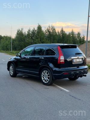 Black Honda CR-V 2007 in Tukums, with an engine capacity of 2.00 L and mileage of 153 thousand km for 5900 €, photo 4 on AUTOMOTO.COM.LV