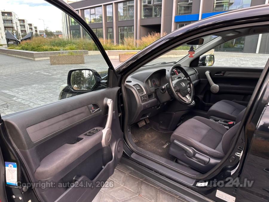 Black Honda CR-V 2007 in Tallinn, with an engine capacity of 2.00 L and mileage of 240 thousand km for 3350 €, photo 8 on AUTOMOTO.COM.LV