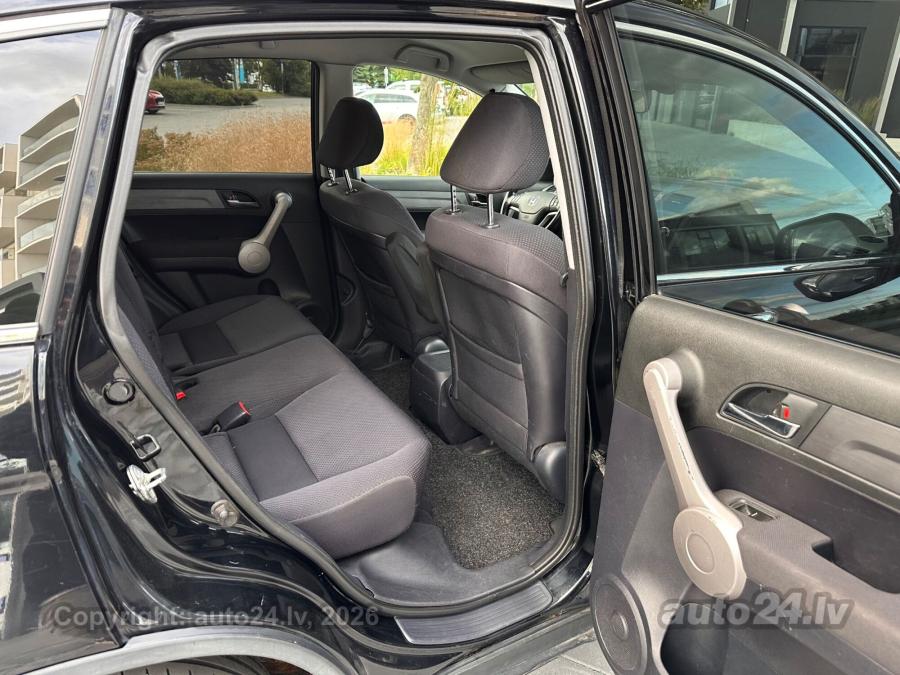 Black Honda CR-V 2007 in Tallinn, with an engine capacity of 2.00 L and mileage of 240 thousand km for 3350 €, photo 12 on AUTOMOTO.COM.LV