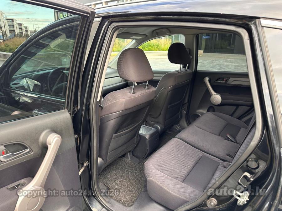 Black Honda CR-V 2007 in Tallinn, with an engine capacity of 2.00 L and mileage of 240 thousand km for 3350 €, photo 13 on AUTOMOTO.COM.LV