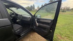 Black Honda CR-V 2007 in Vilnius, with an engine capacity of 2.00 L and mileage of 420 thousand km for 2450 €, photo 12 on AUTOMOTO.COM.LV